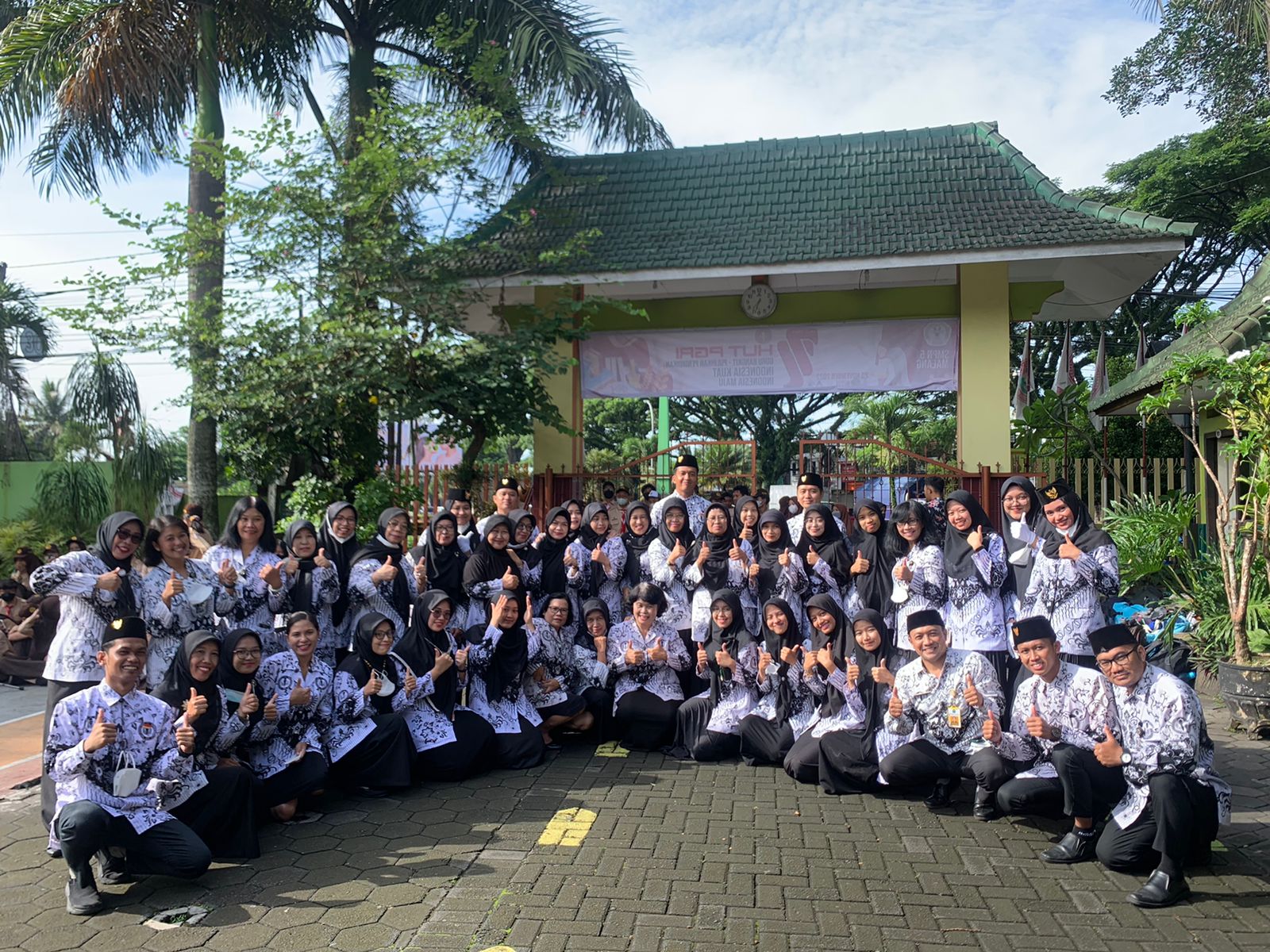 25 November, Hari untuk Guru – SMP NEGERI 5 MALANG